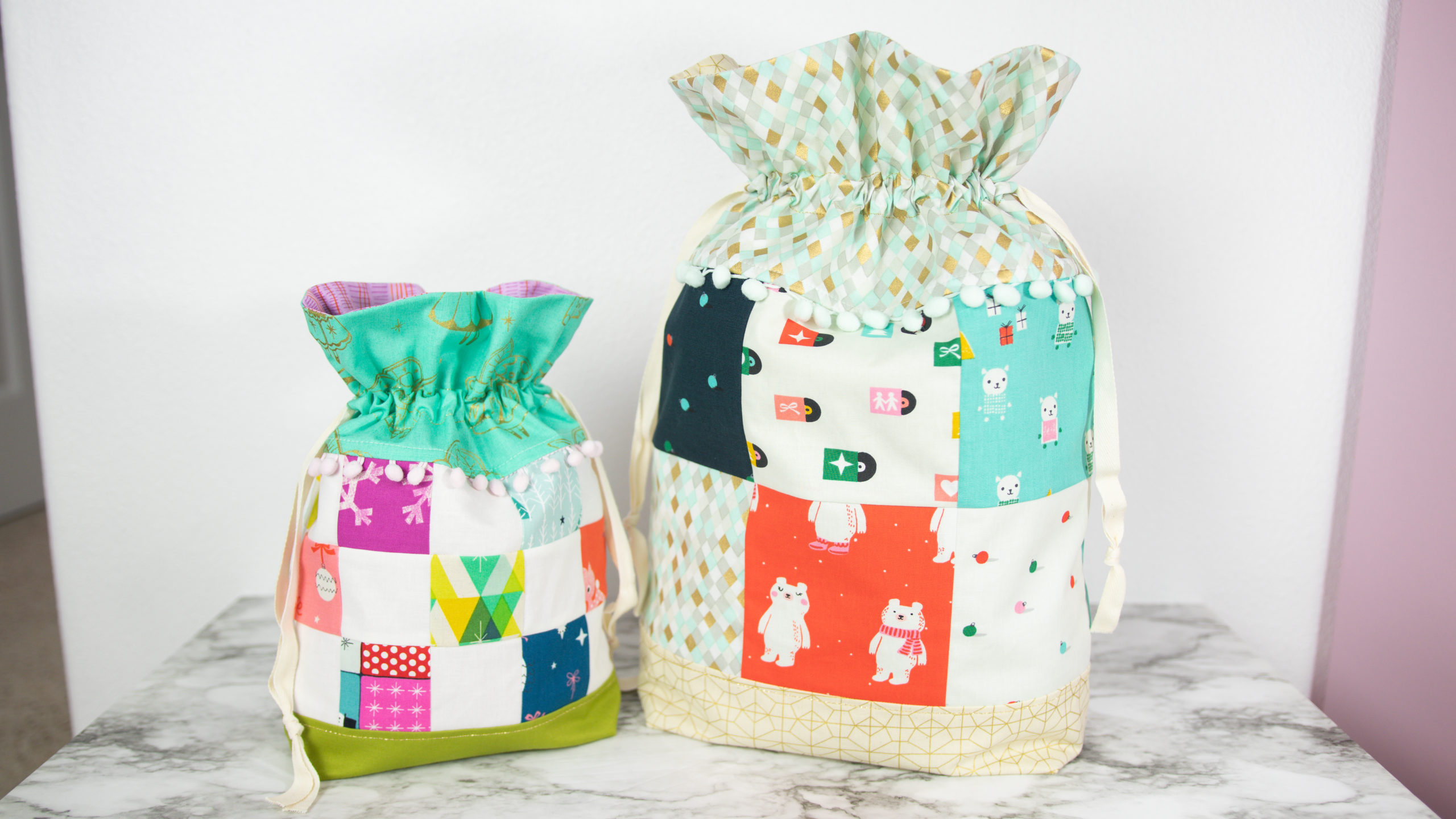 Scrappy Holiday Lined Drawstring Bags Tutorial | Easy Sewing Project ...