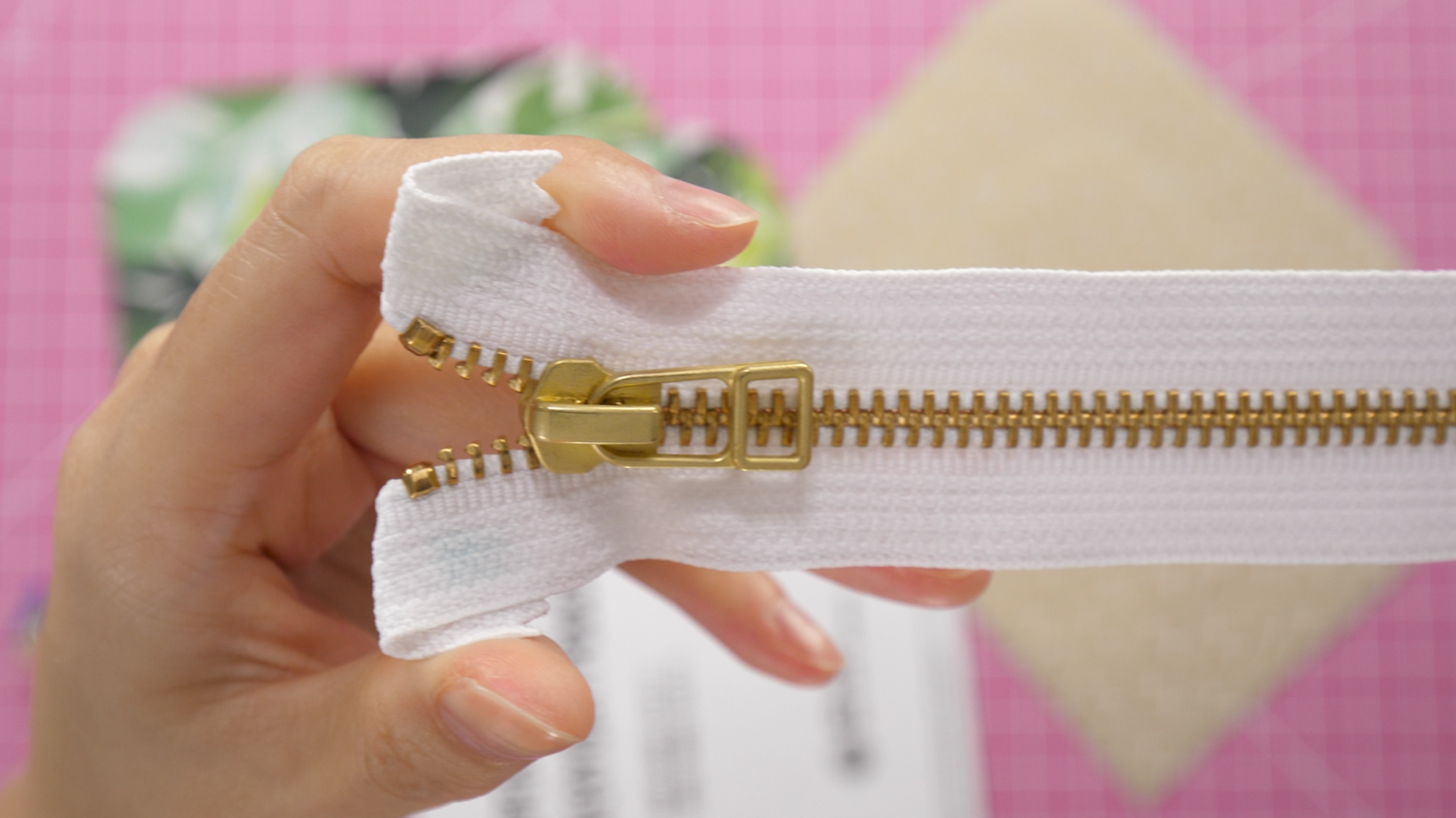 The Easiest Zipper Pouch Tutorial +FREE PATTERN | Beginner Sewing ...