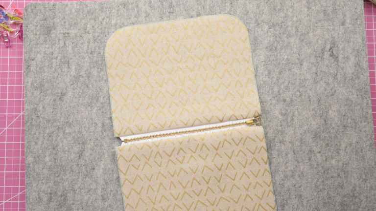 The Easiest Zipper Pouch Tutorial +FREE PATTERN | Beginner Sewing ...